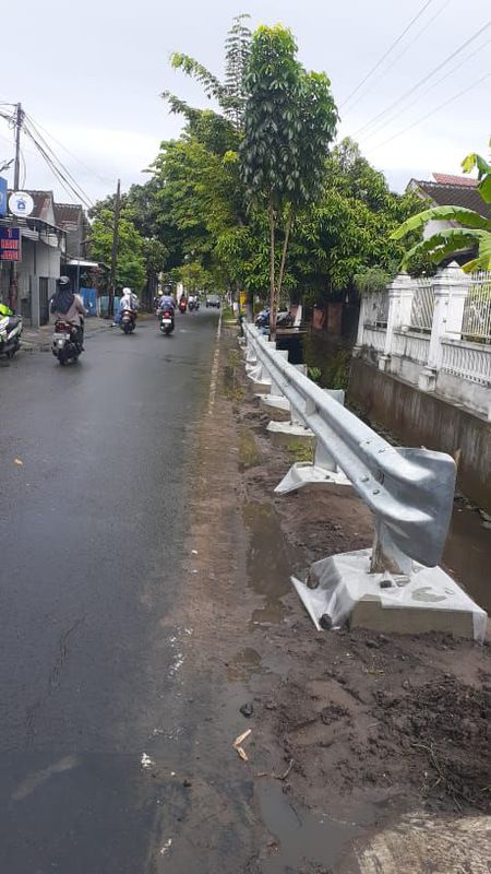 PAGAR PENGAMAN JALAN (GUARDRAIL)