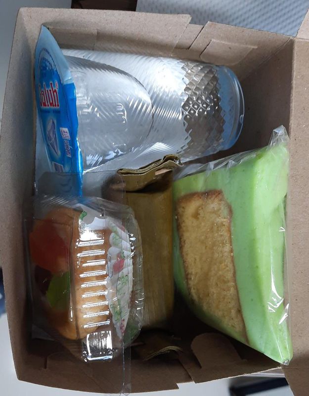 Snack Box : 3 Kue ( Sus, Bolu Puding dan Arem - Arem) Mineral Water - Kue