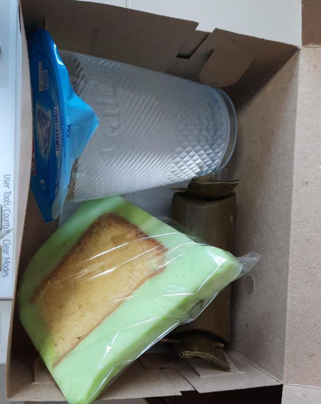 snack box : 2 Kue ( Lemper dan Bolu Puding ) dan Mineral Gelas - Kue
