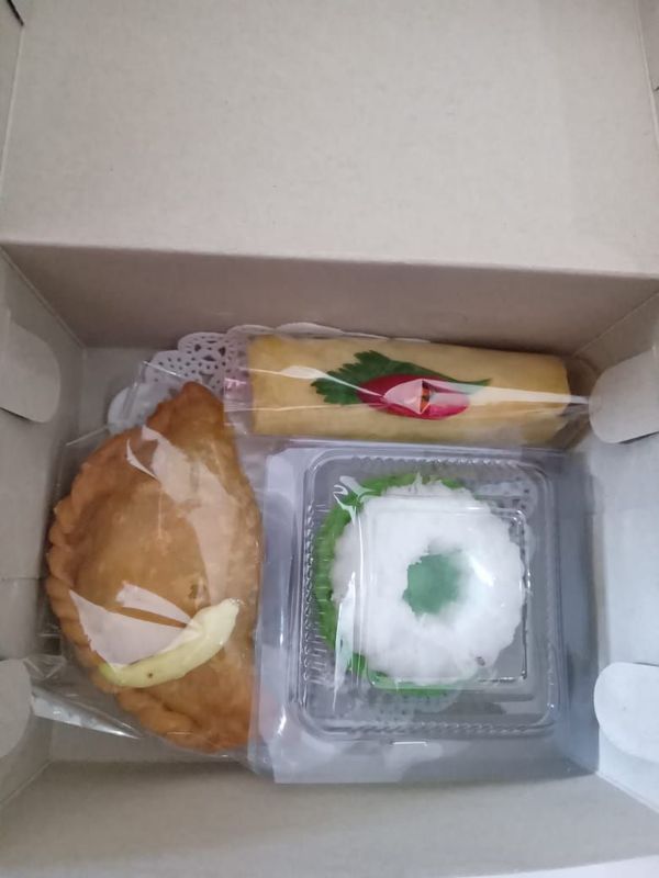 snack box 13rb by Enggal Surabaya