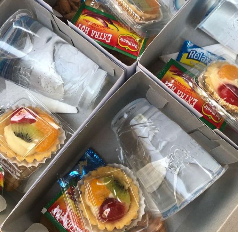 Snack kotak berisi 3 jenis kue, air mineral gelas, tisu dan permen - Permen