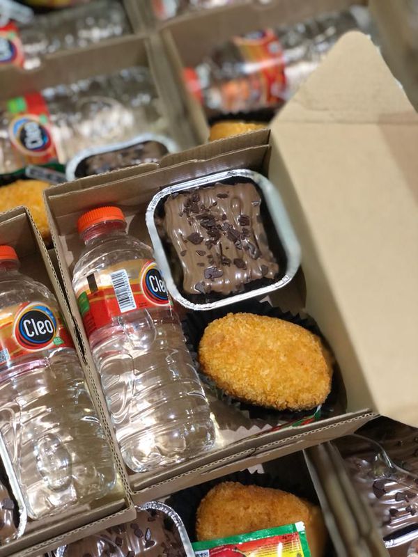 Snackbox isi 2 kue + Air mineral