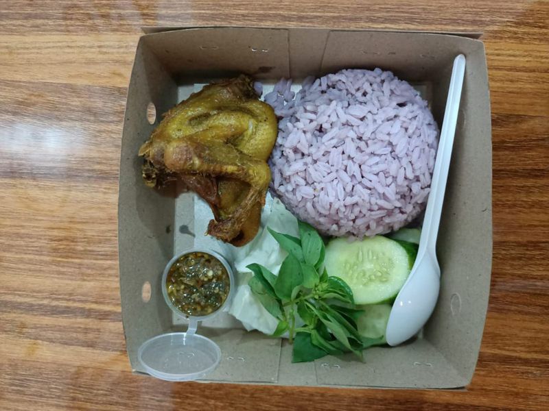 Bebek Goreng Nasi Ungu