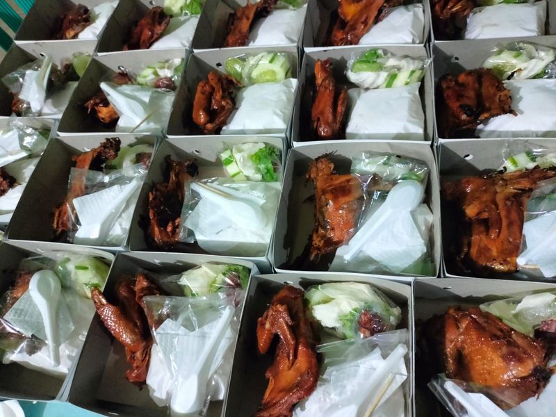 Nasi box ayam goreng