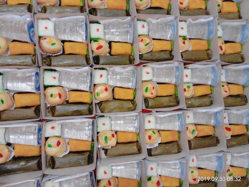 SNACK BOX 12.500 - Rainbow Cake, Risoles, Kue Ku, Lemper, Permen, Vit Gelas