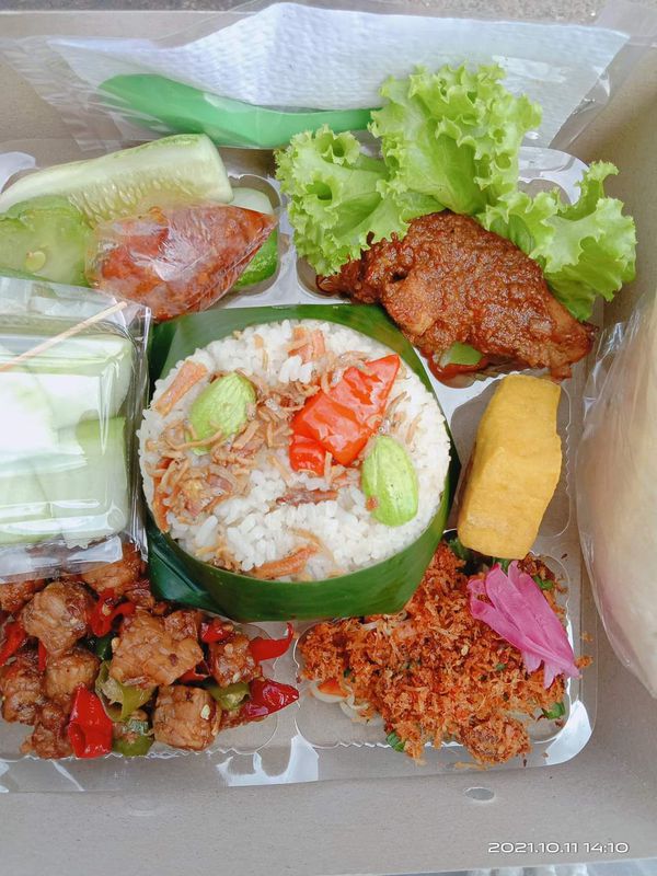NASI BOX 35.000 - Nasi Putih, Sambal Goreng Daging Kreni, Acar Kuning, Cah Buncis Suwir Ayam ...