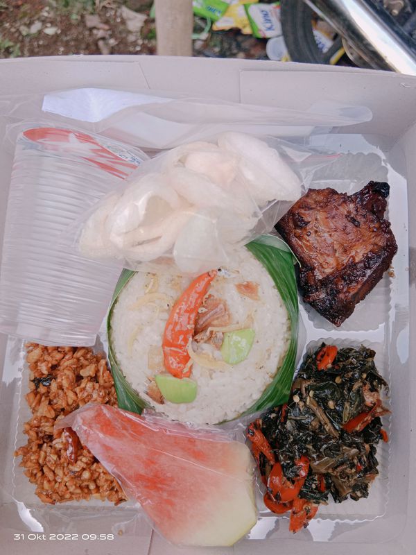 Nasi box 30.000 - Nasi Putih, Ayam Rendang(Negri), Lalap+Sambal Ijo ...