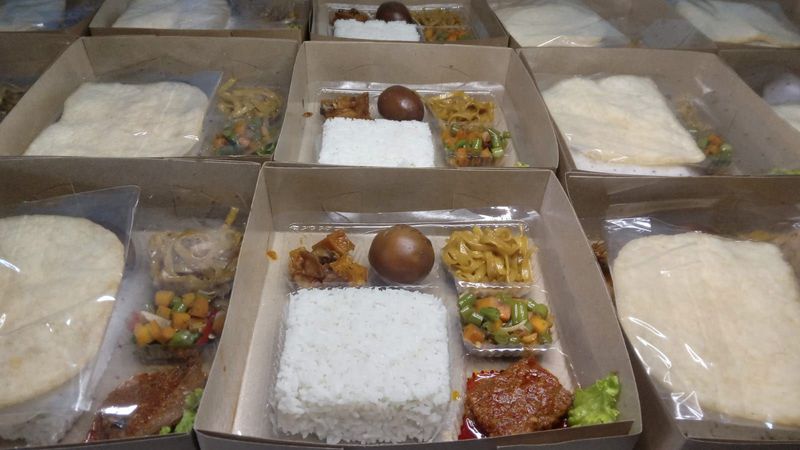 Nasi kotak putih dan kuning - Pedas Dan Manis