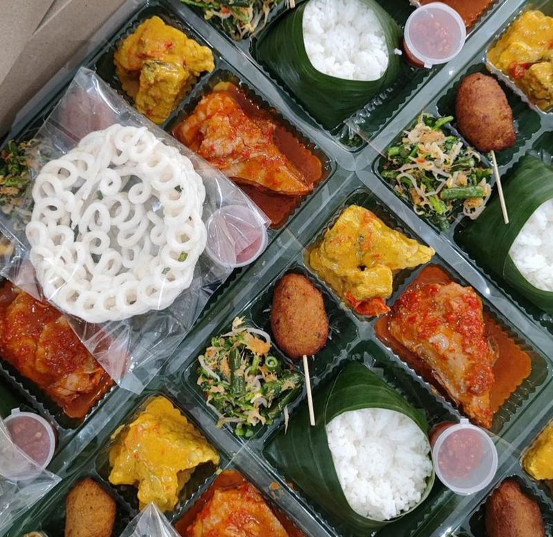 Nasi kotak ,nasi,3 macam lauk dan kerupuk