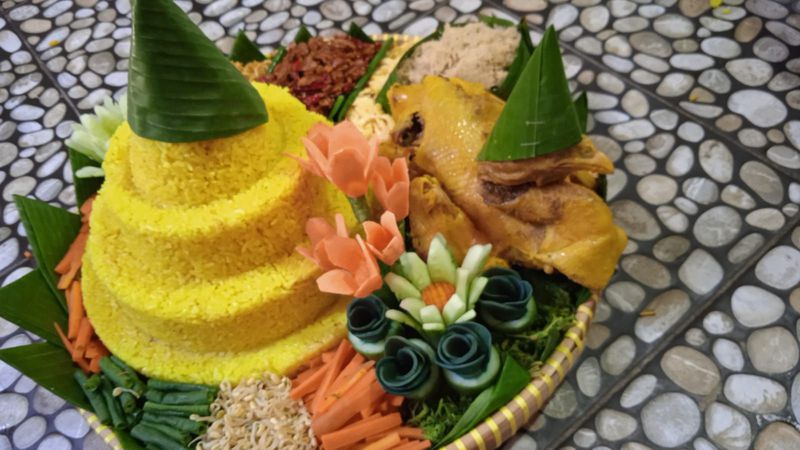 nasi tumpeng + ayam ingkung utuh