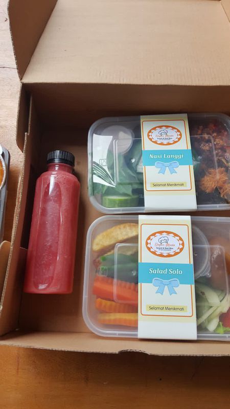 hampers isi salad solo dan nasi langgi dan jus
