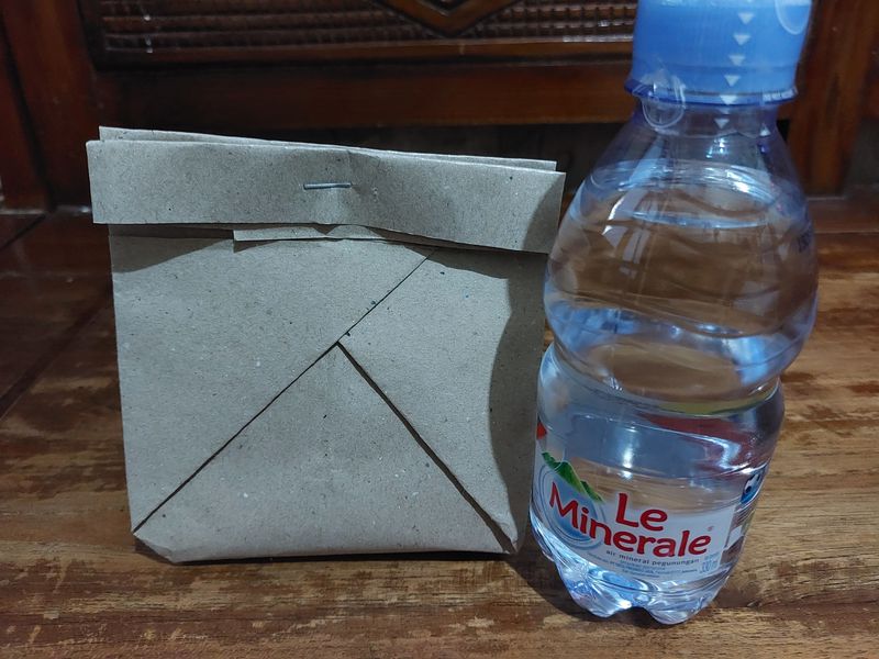 nasi bungkus + air mineral