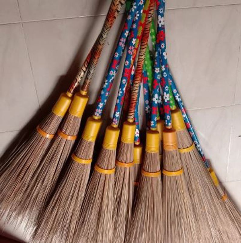 sapu lidi bertangkai