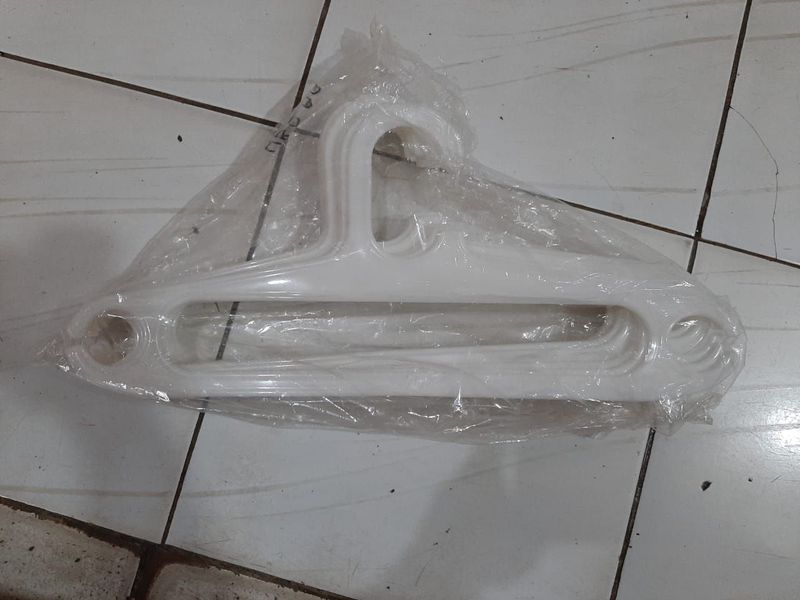 Hanger Putih isi 12