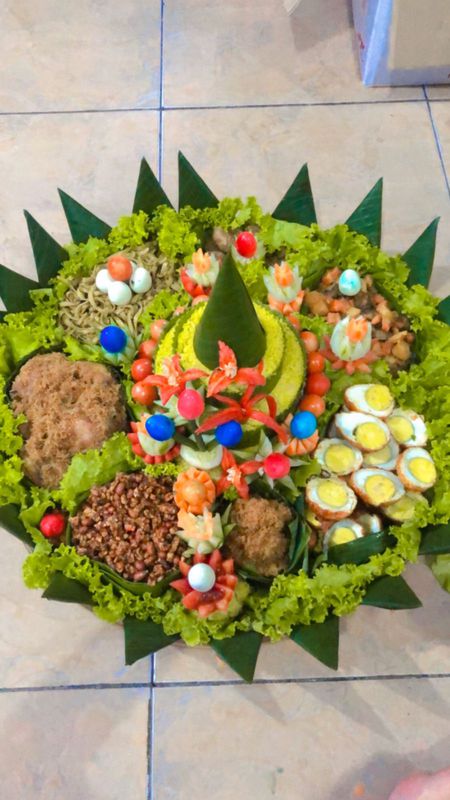 NASI KUNING TUMPENG