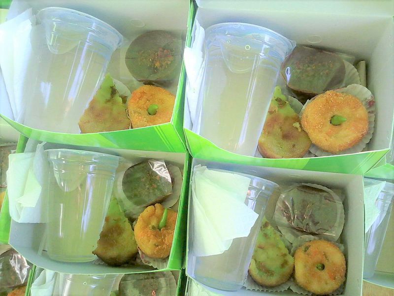 Snack Box - 3 kue + Air Gls Mineral + Tisu