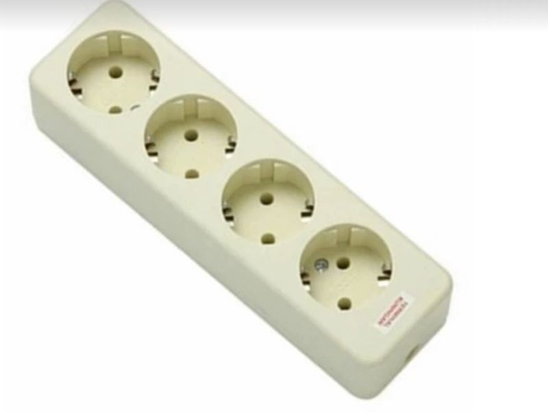 Colokan listrik 4 lubang