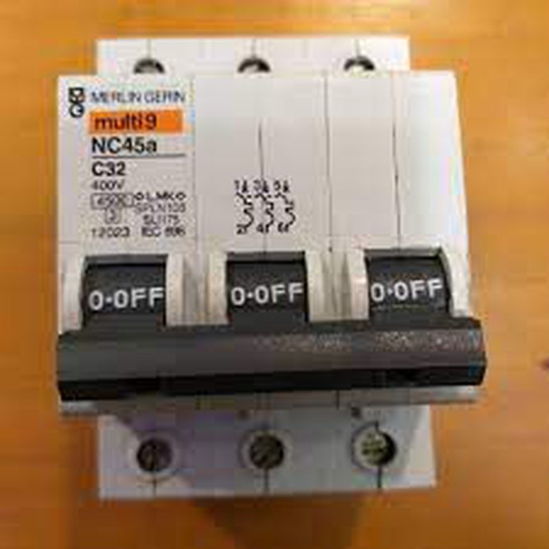 MCB 3 PHASE 32 AMPARE MEREK MERLIN GERIN