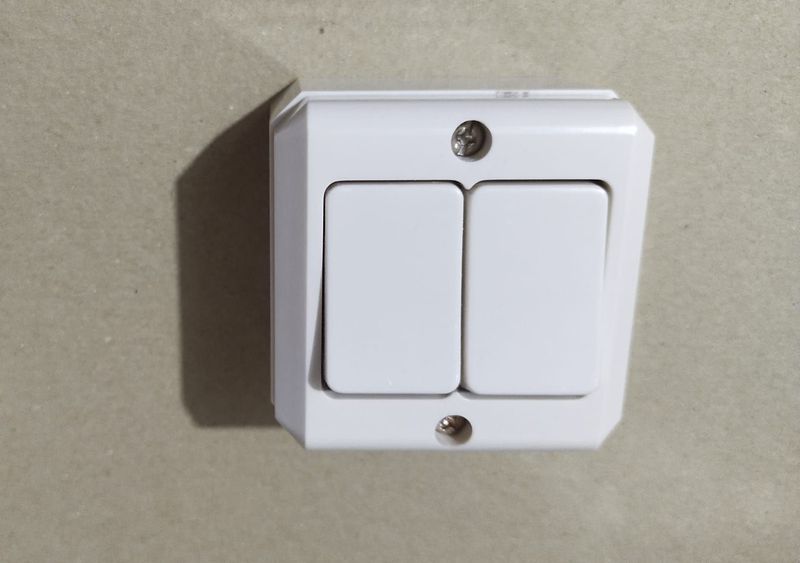 Saklar Double Timbul