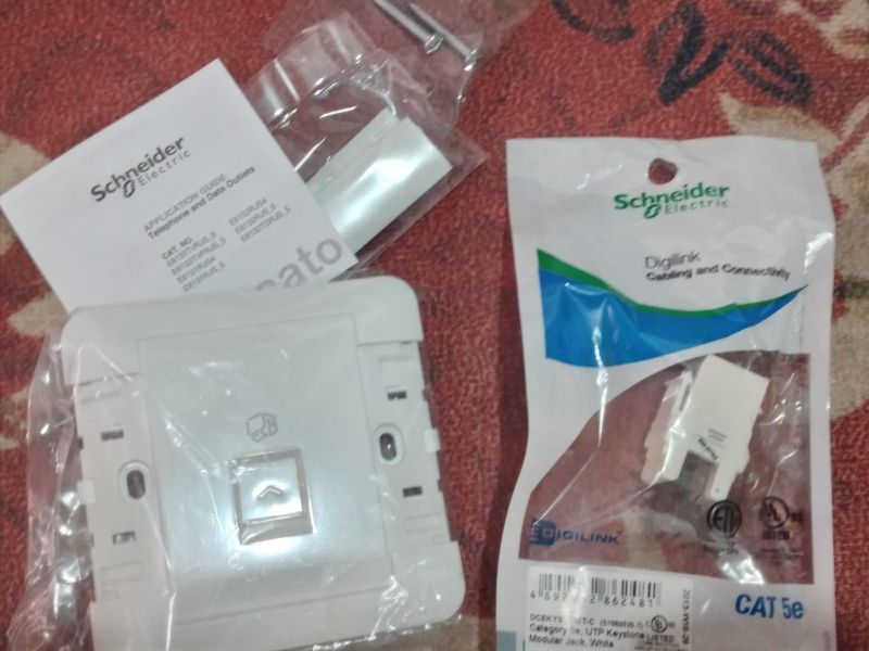 Outlet Data Cat5e Schneider
