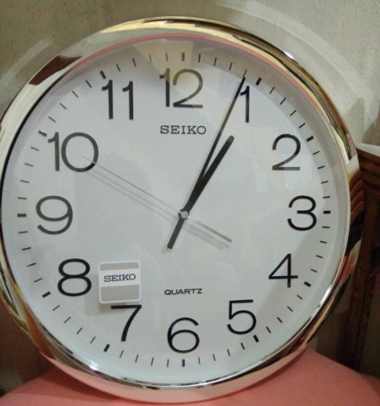 jam dinding (Seiko)