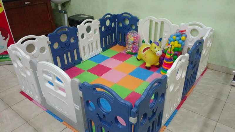 Pagar mainan + mainan anak-anak