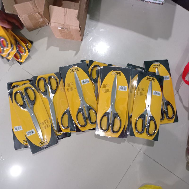 gunting kertas besar