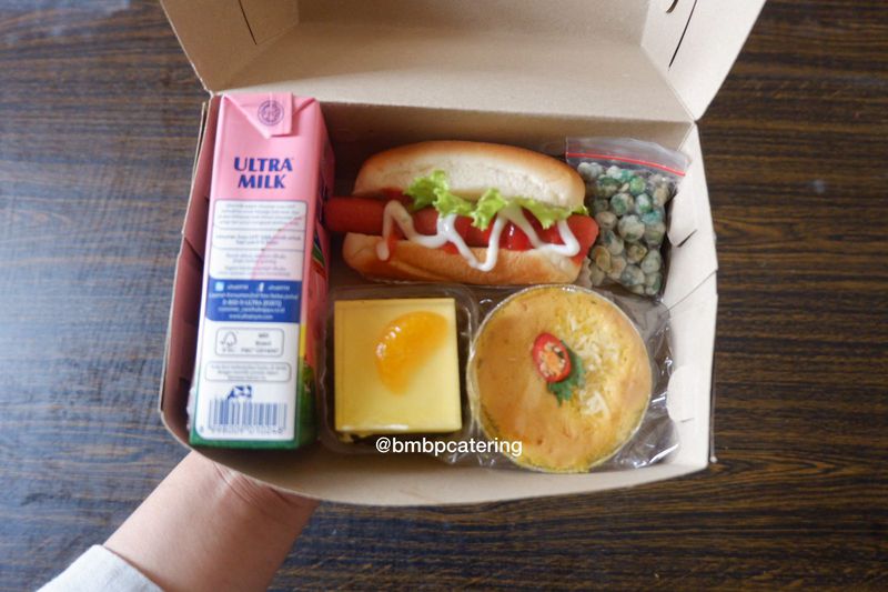SNACK BOX ISI 3 KUE + KLETIKAN + SUSU KEMASAN