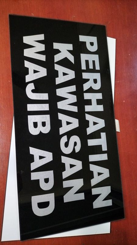 Cetak Papan Acrilic Penanda Kawasan Wajib APD 40 x 20 cm
