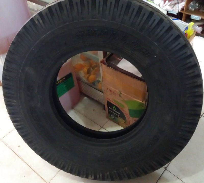 Ban luar cacing swallow uk.750-16 14pr