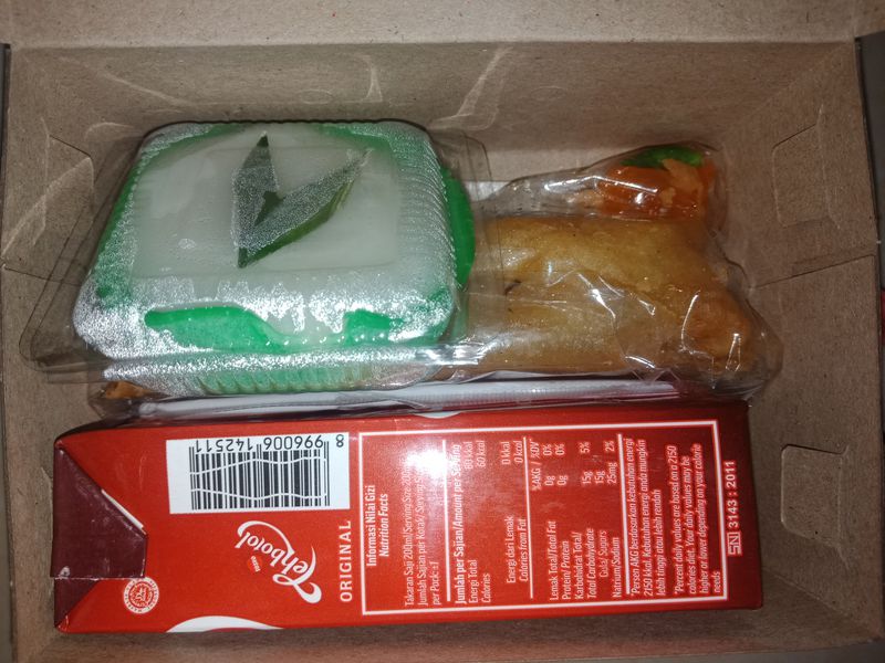 Snack Box 2 Macam Kue + Teh Botol