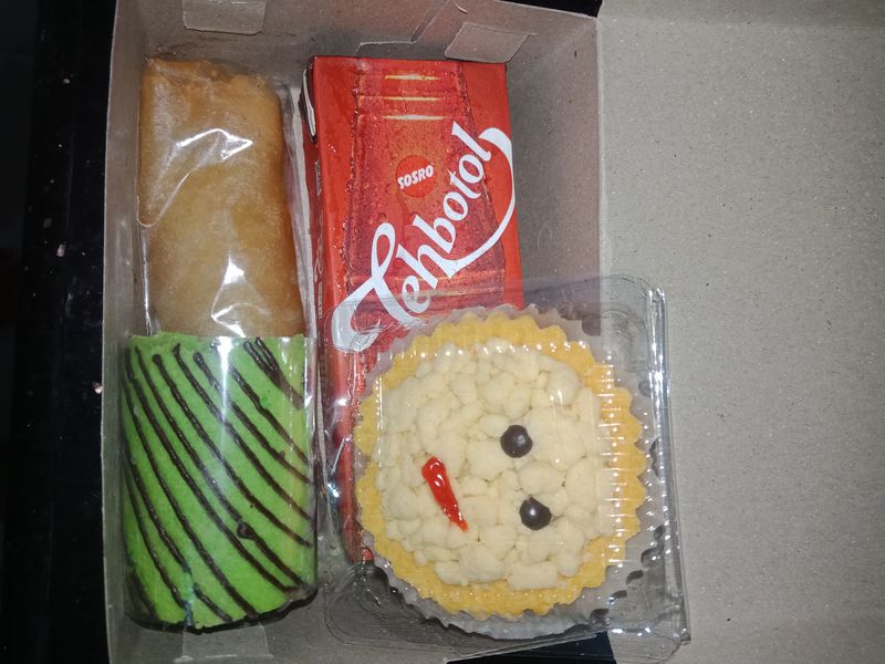 Snack Box 3 Macam Kue + Teh botol