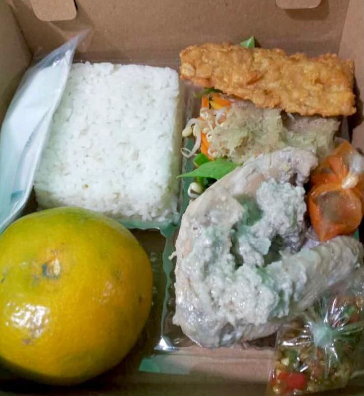 Paket Nasi Box Ingkung Ayam Kampung + Urap + Air mineral