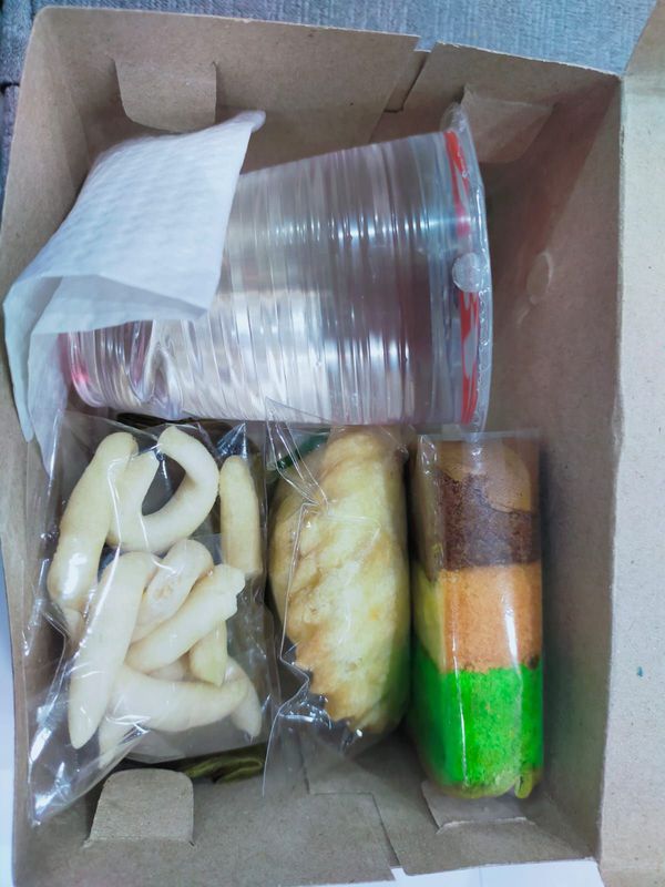 paket snack isi 5 (aqua gelas, arem-arem, pastel, roti, stik keju)