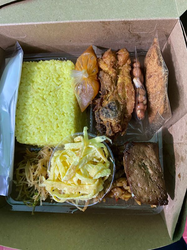 Paket Komplit Nasi Kuning