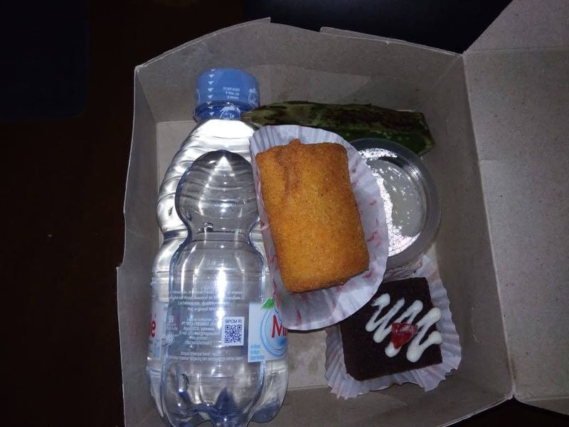 Snack Box + Air Mineral