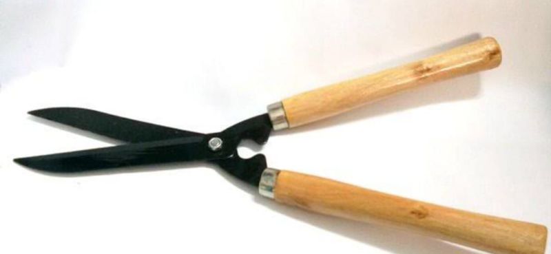 Gunting Rumput Tangkai Kayu