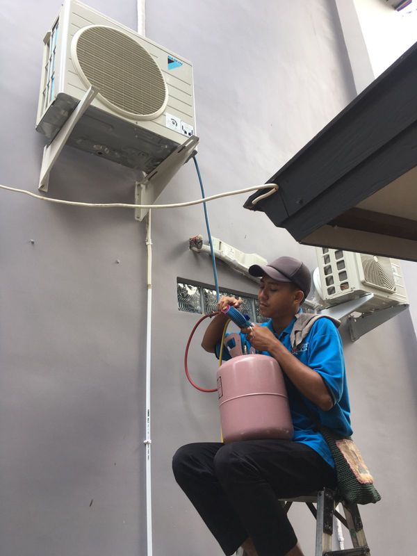 Pemeliharaan Alat Pendingin (Pengisian Freon AC)
