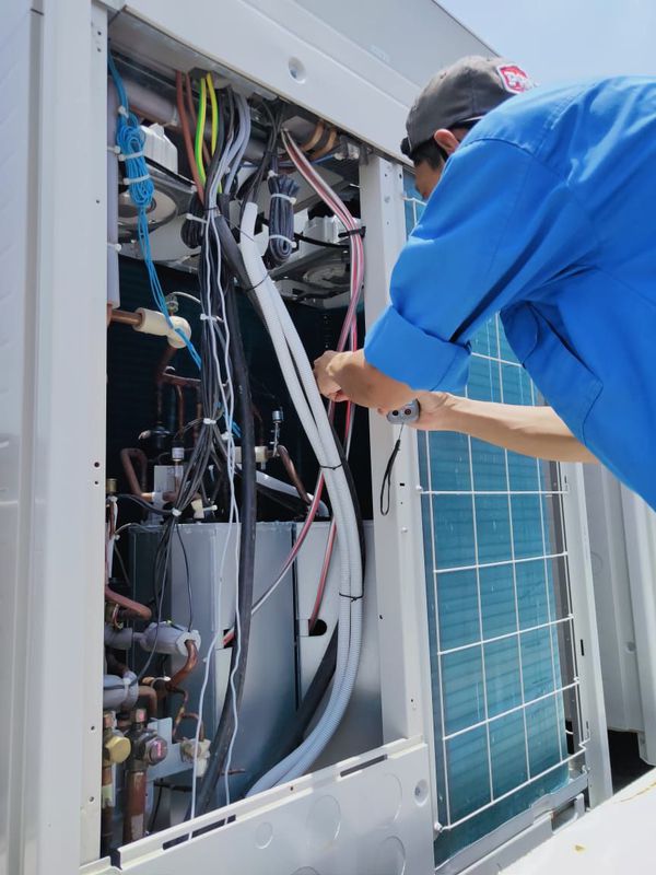 Pemeliharaan Alat Pendingin Ruangan (Service AC Split)
