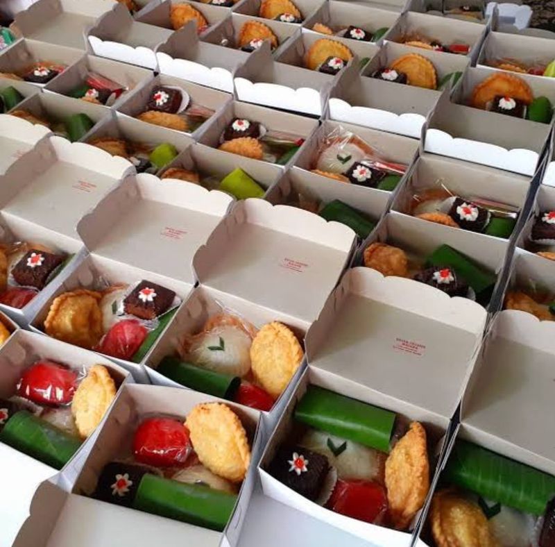 Kue Isi 5 Varian + Air Minum Dalam Kemasan