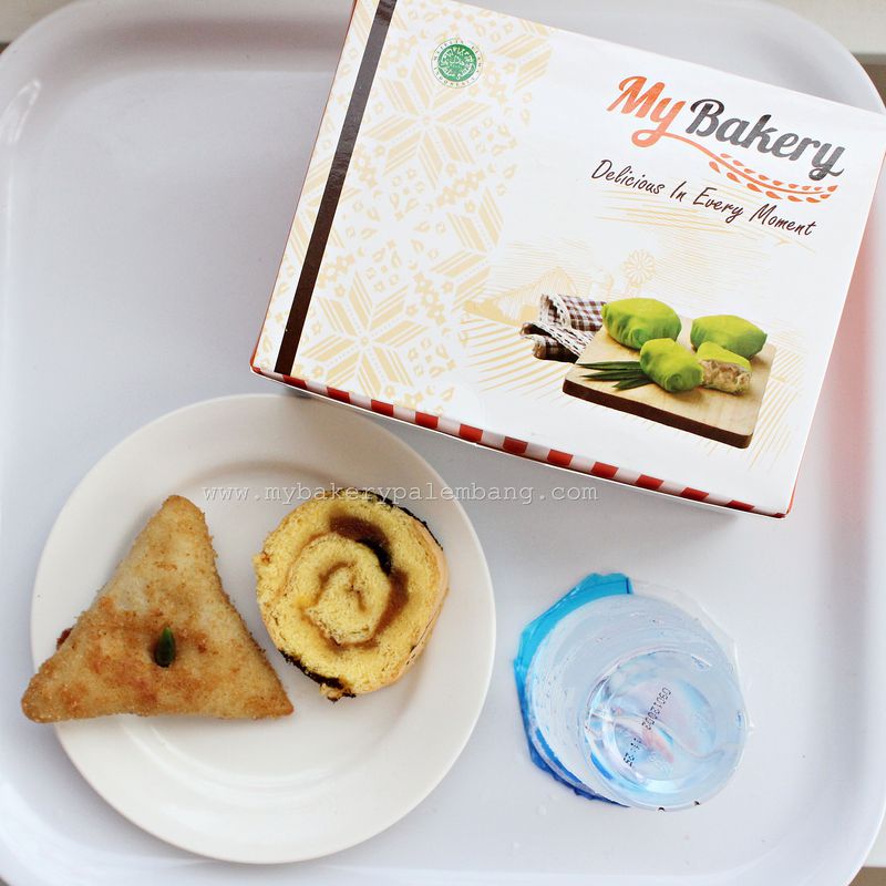 Snack box isi 2 (Risoles Ayam, Rollcake Nanas, Air mineral cup)