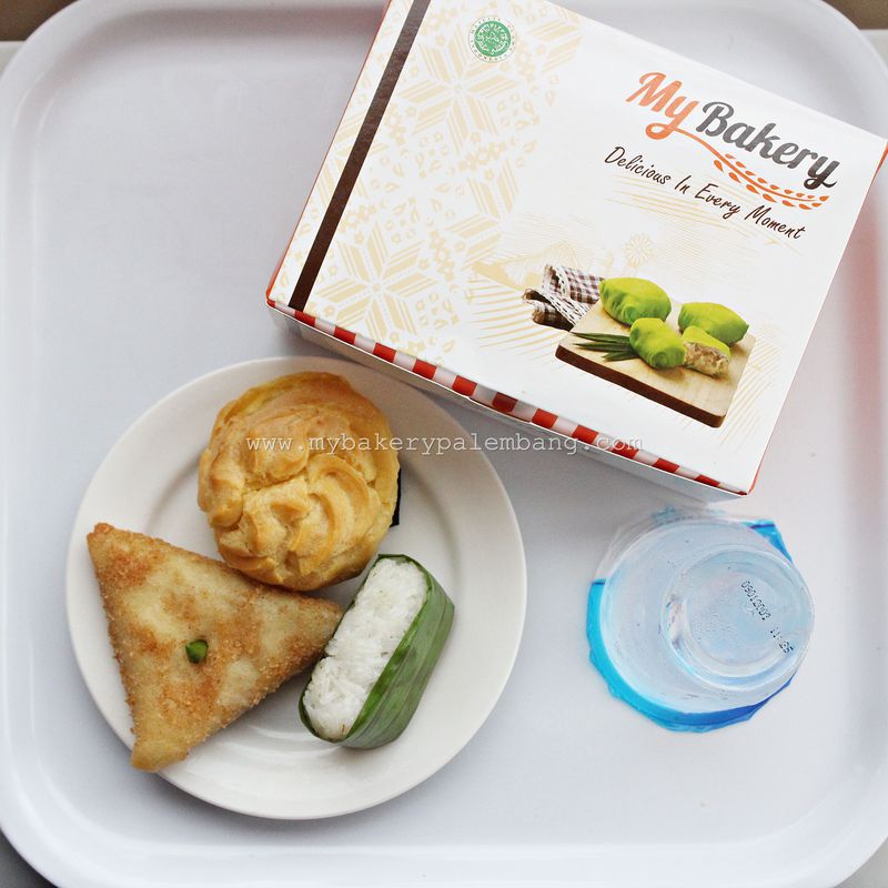 Snack Box isi 3 (Sus vanilla, Risol ayam, Lemper ayam, Air mineral cup)