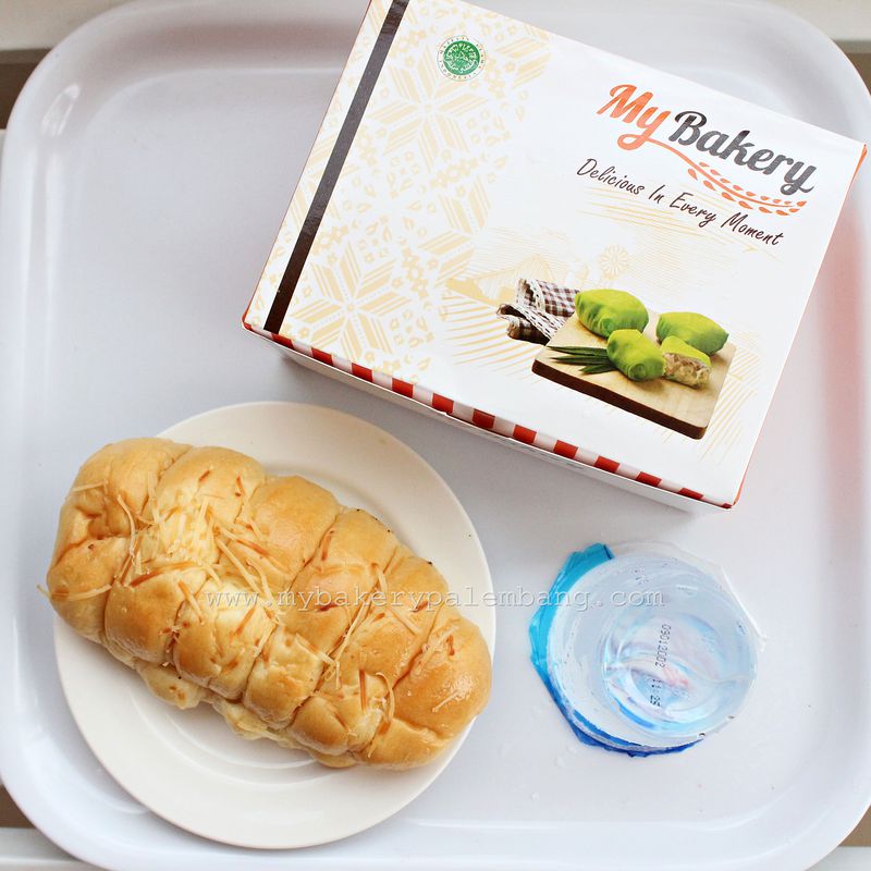 Snack Box (Roti Pisang Keju, Air mineral cup)