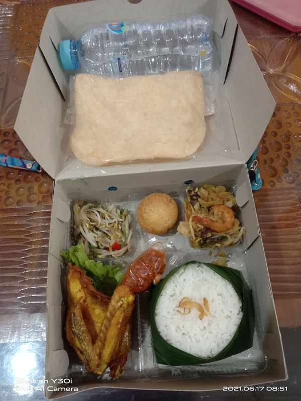 Nasi Kotak (Nasi Campur Ayam Kampung Goreng) by Enggal Surabaya