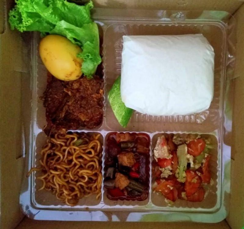 Nasi Box Isian Lengkap Istimewa Paket A (plus air mineral 330ml)