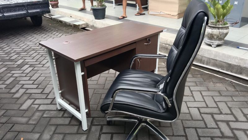 Paket Meja Kursi Instruktur Lab. Komputer