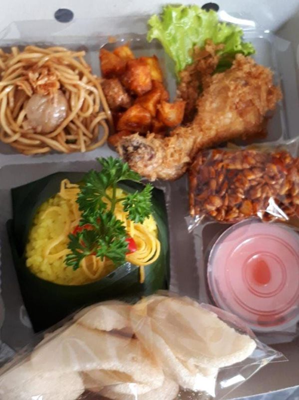Nasi Box Isian Lengkap Istimewa Paket D (plus air mineral 330ml)