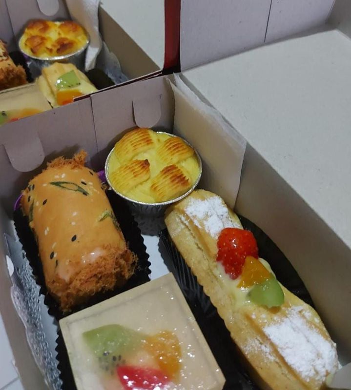 Kue Kotak Jajan Pasar paket B plus air mineral 330ml