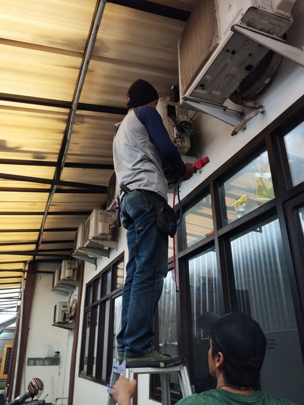 Service Besar AC Split 1,5 PK - 2 PK