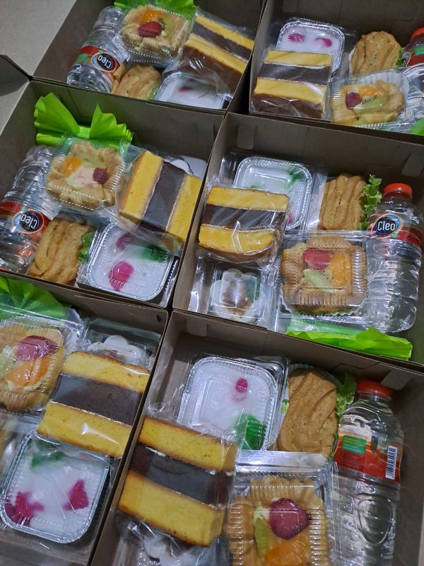 ZAHRIN Kue Box - Dua Kue + Air Mineral